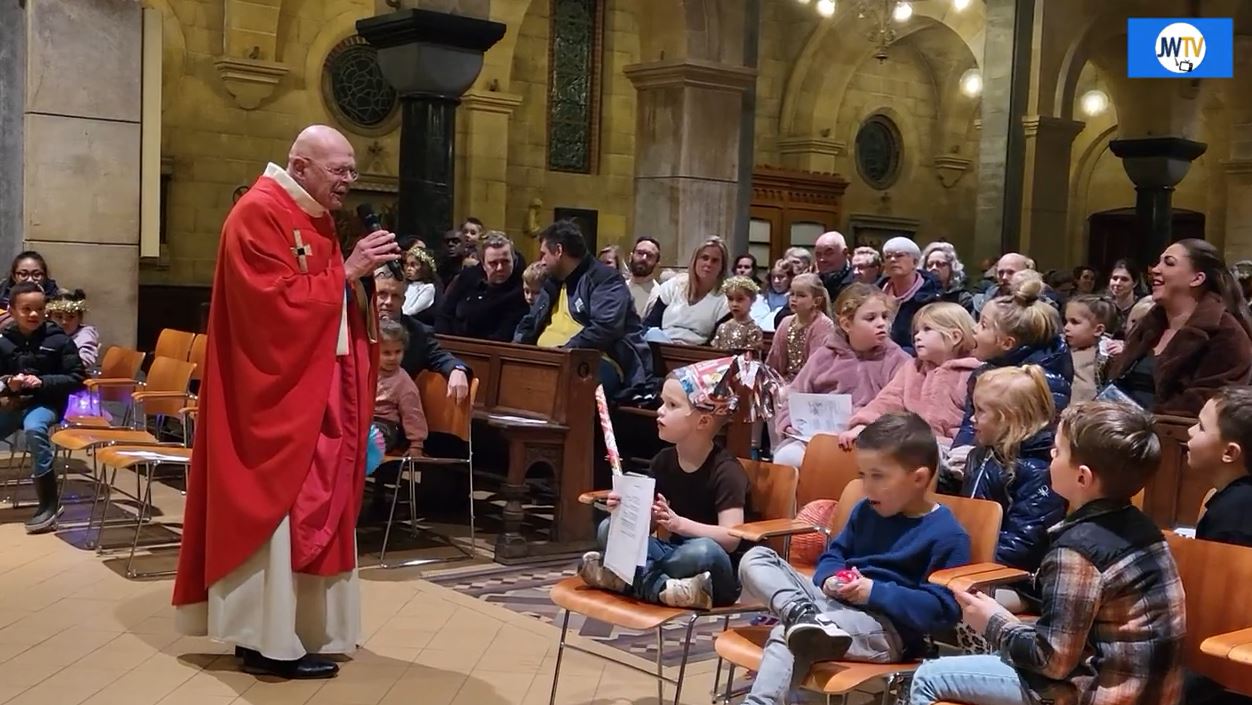 Pastoor Charles Duynstee vertelt het verhaal van Sint Maarten