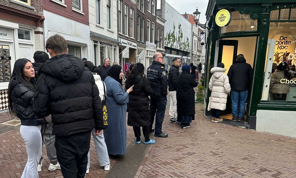 In de rij voor nieuwe winkel op de Hoogstraat Schiedam