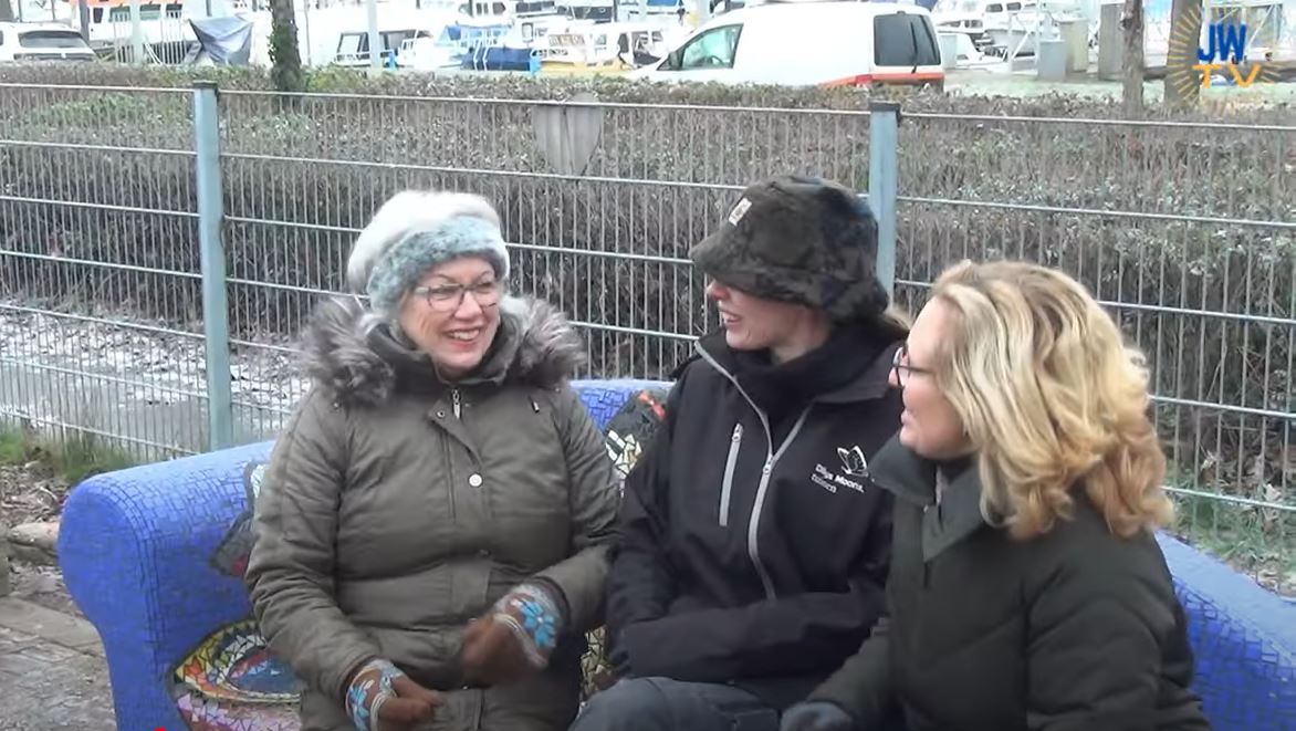 Maak een praatje op de 'Sociale Sofa' in de Maastuin