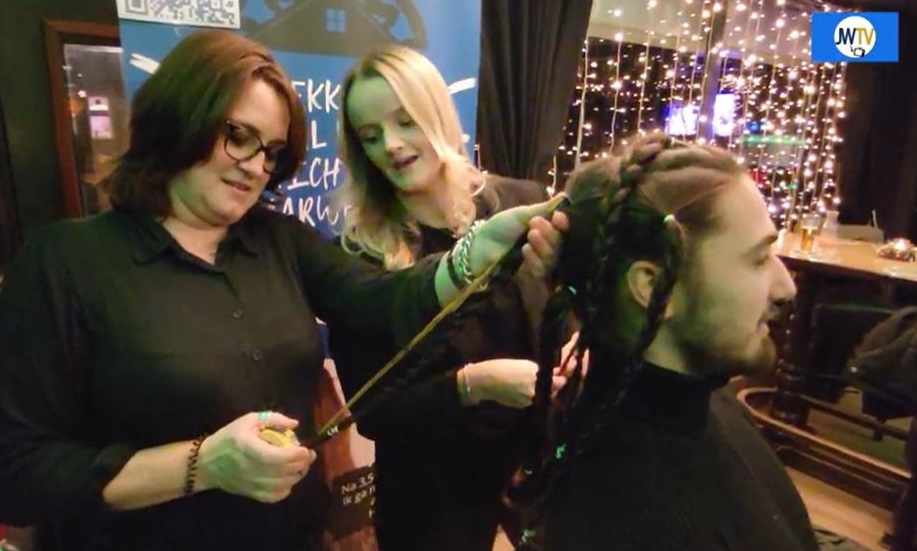 William laat de schaar zetten in zijn lange haar